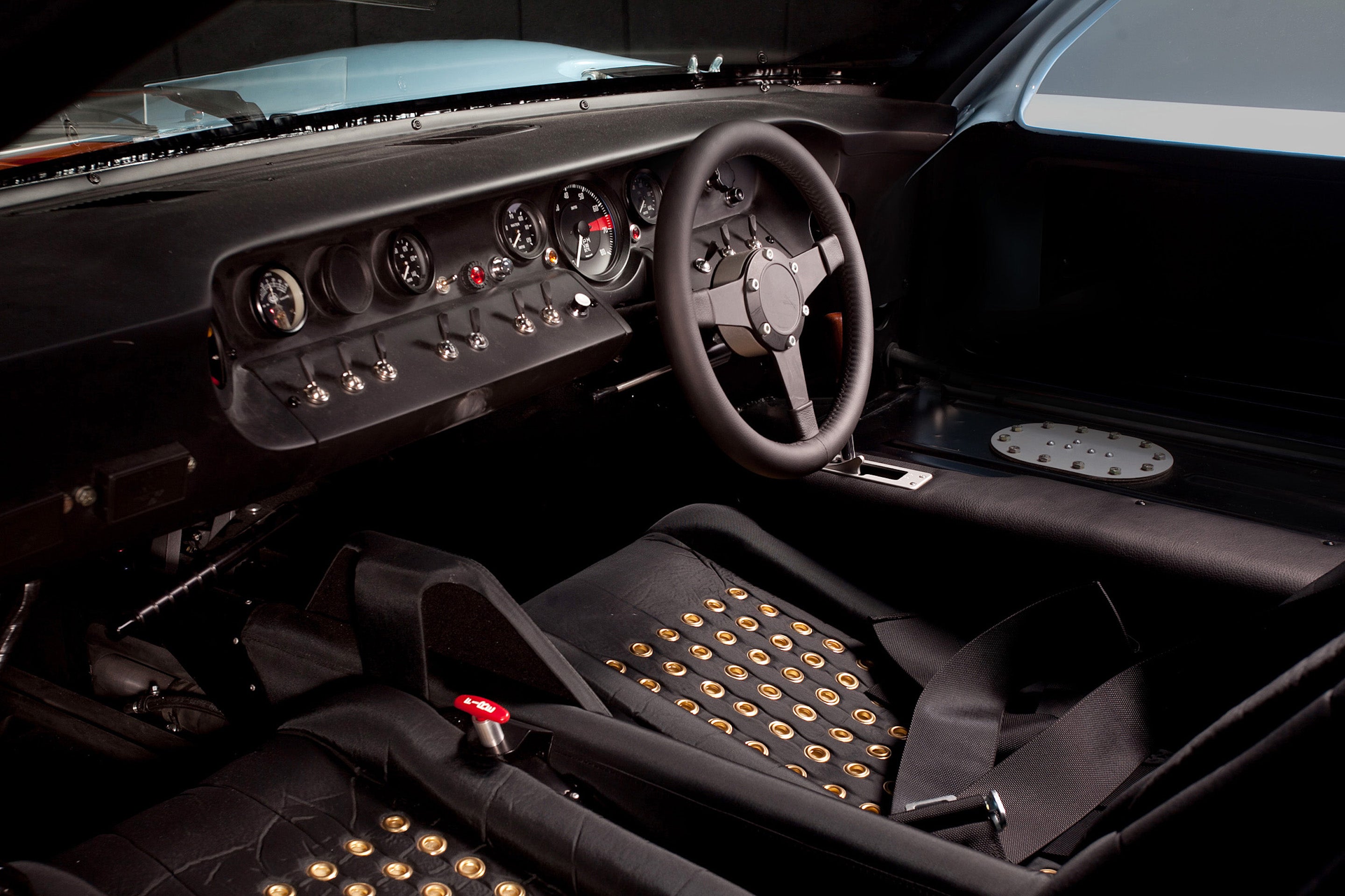 New Road And FIA Race Recreations Of The Most Successful Ford GT40 In ...