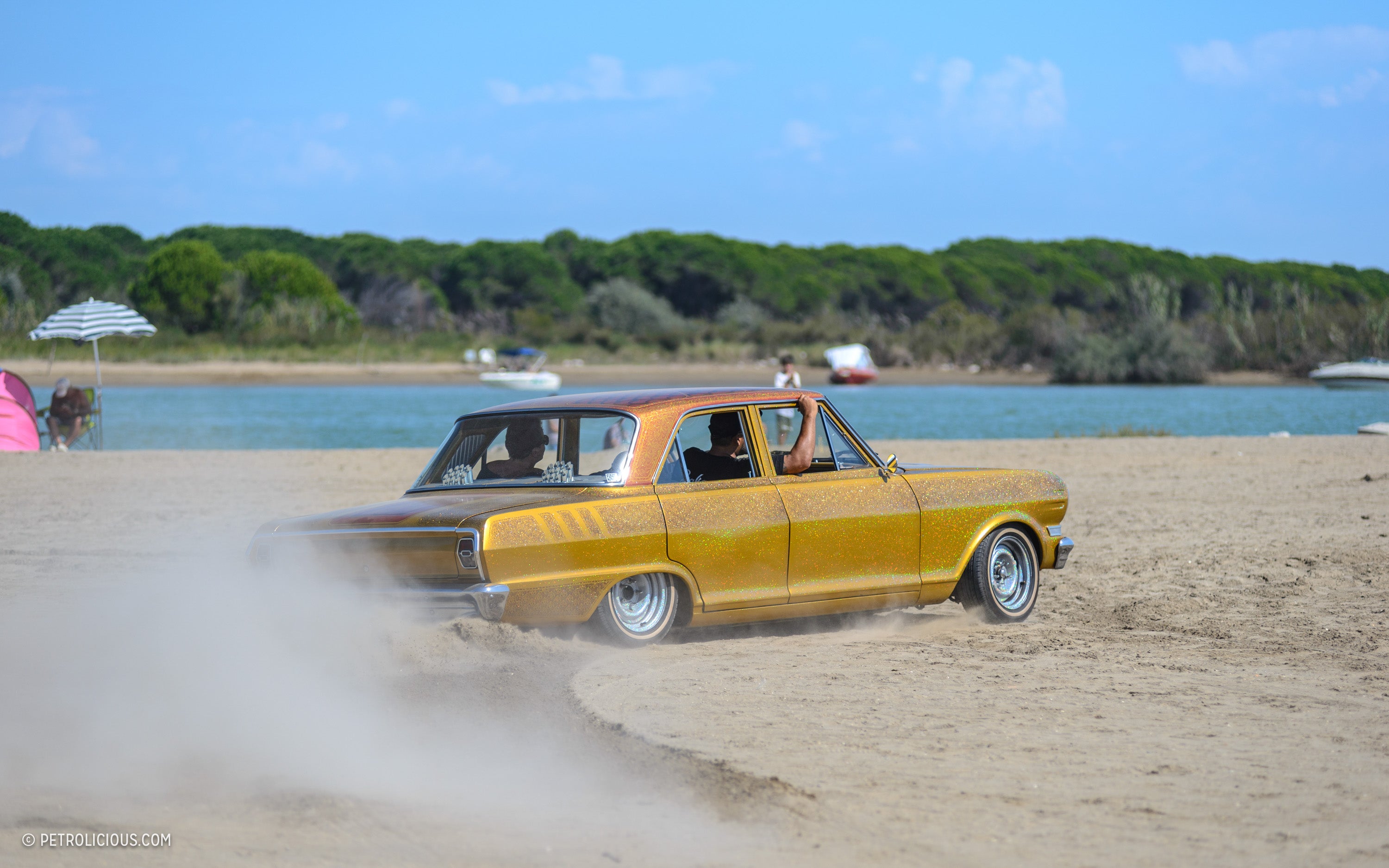 This Beach Race Is Italy's Take On A Hot-Rod Hangout On The Beach ...