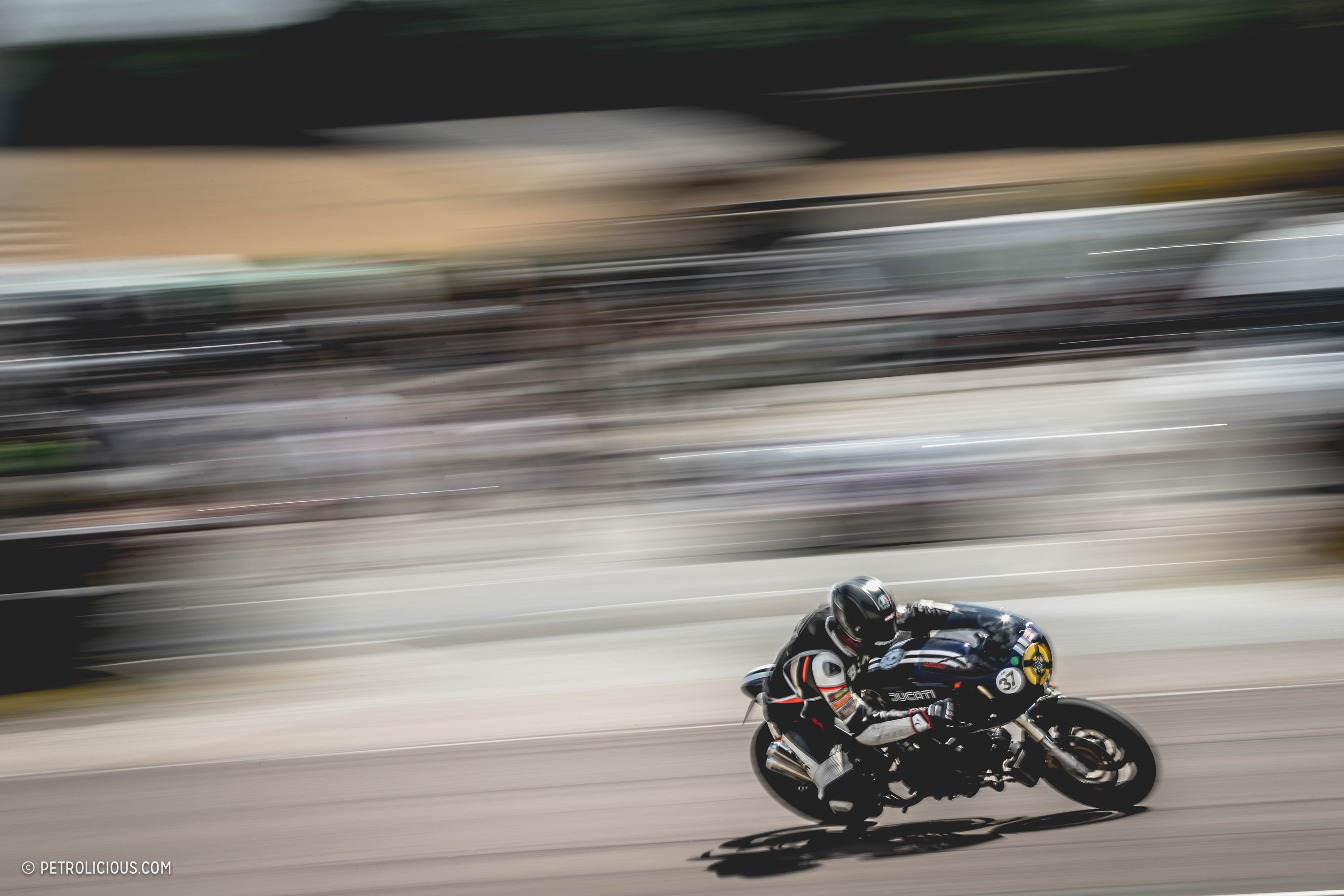 The Café Racer Cup Mixes Vintage Motorcycle Style With Dragging Knees ...